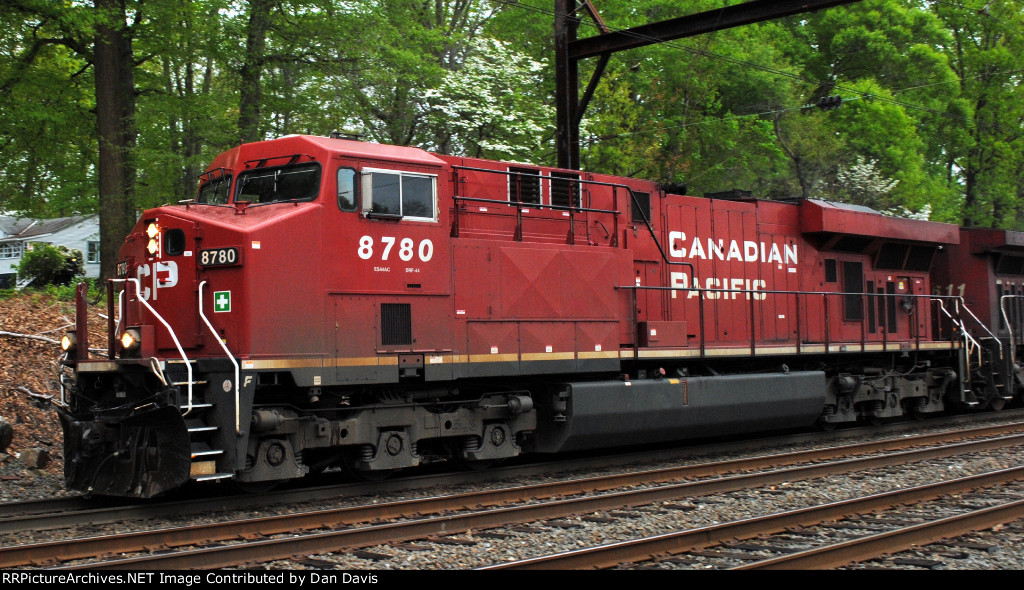 CP ES44AC 8780 leads K533-22